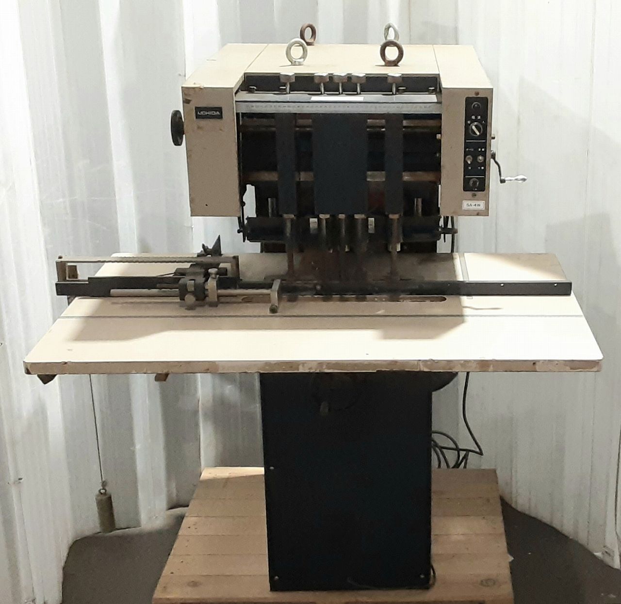 ウチダ(UCHIDA)製 電動式自動穿孔機(紙工ドリル) SAシリーズ SA-4W型 - 中古機械販売 カミカッコー